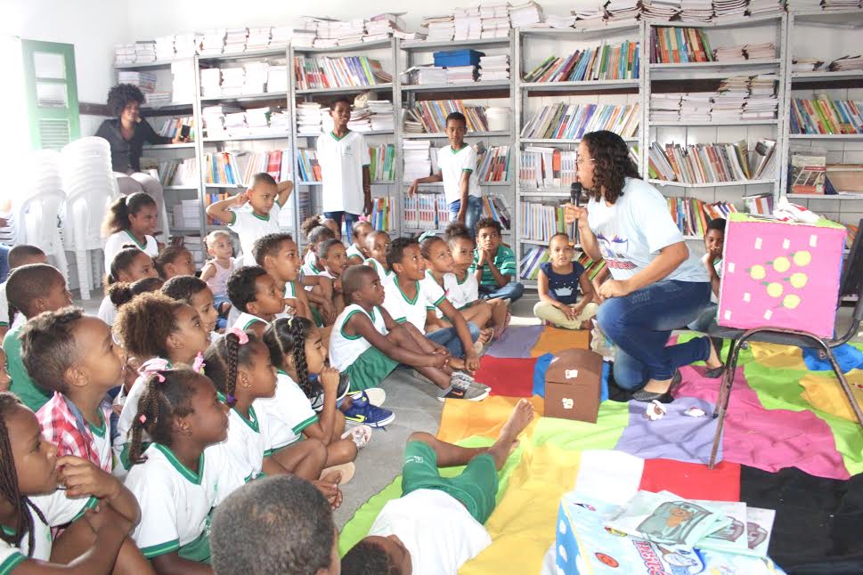 Escolas municipais em Simões Filho recebem Projeto de Contação de História Escolas municipais em Simões Filho recebem Projeto de Contação de História